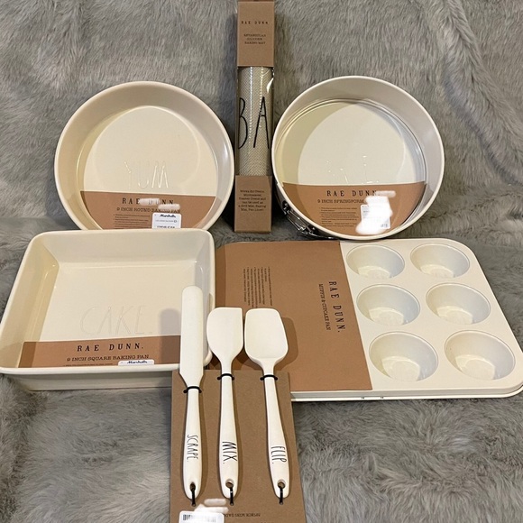 Rae Dunn | Kitchen | Rae Dunn Baking Set New Pan Bake Cake Pan Cupcake ...